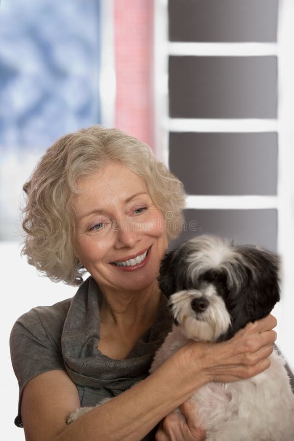 Donna Con Il Suo Cane Domestico Fotografia Stock - Immagine di amicizia ...