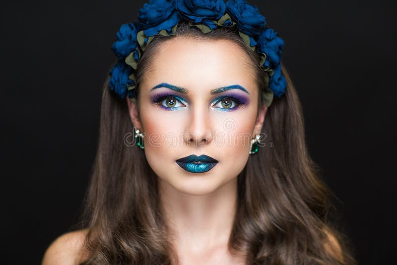 Donna Con La Corona Delle Rose Blu Immagine Stock - Immagine di faccia ...