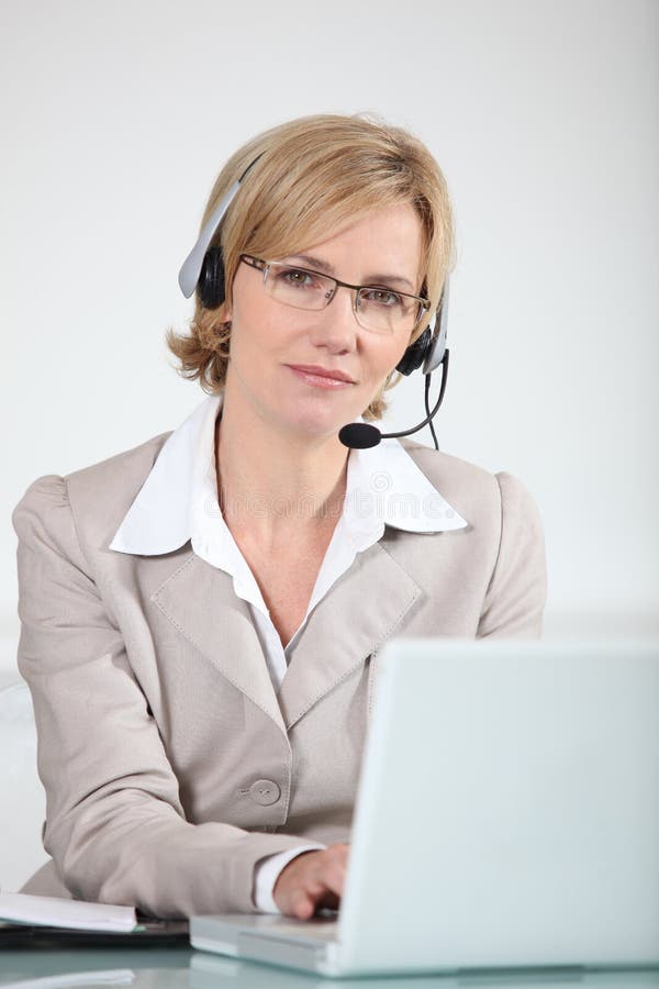 Donna Con La Cuffia Avricolare Immagine Stock - Immagine di seduta ...