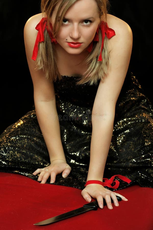 Donna con coltello fotografia stock. Immagine di espressione - 2068026
