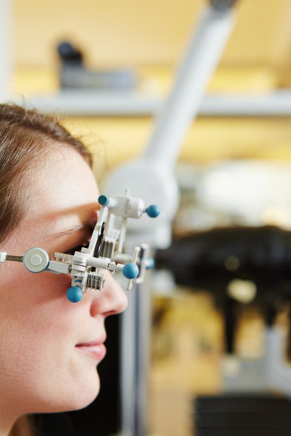 Donna Con La Struttura Di Prova All'ottico Immagine Stock - Immagine di ...