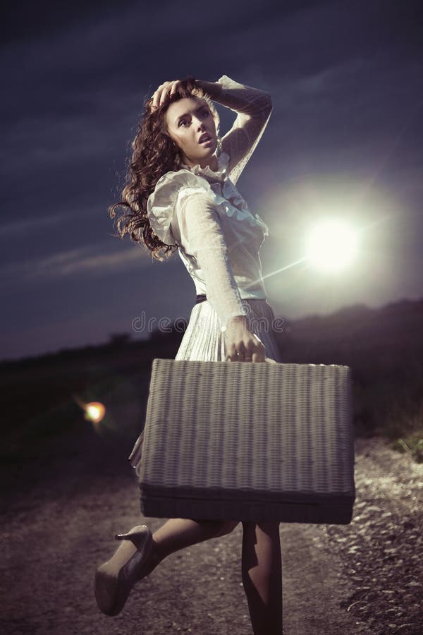 Donna con la valigia fotografia stock. Immagine di campo - 26940016