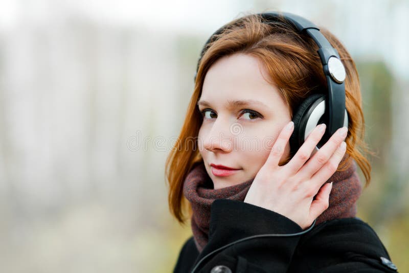 Donna con le cuffie fotografia stock. Immagine di divertimento - 27478966