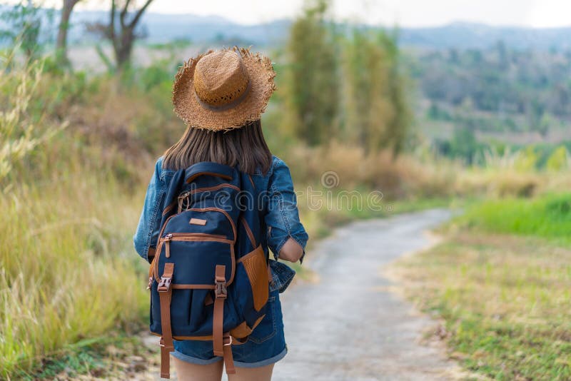 Donna Con Lo Zaino Che Cammina Sul Sentiero Per Pedoni in Natura ... Donna Con Lo Zaino Che Cammina Sul Sentiero Per Pedoni in Natura ...