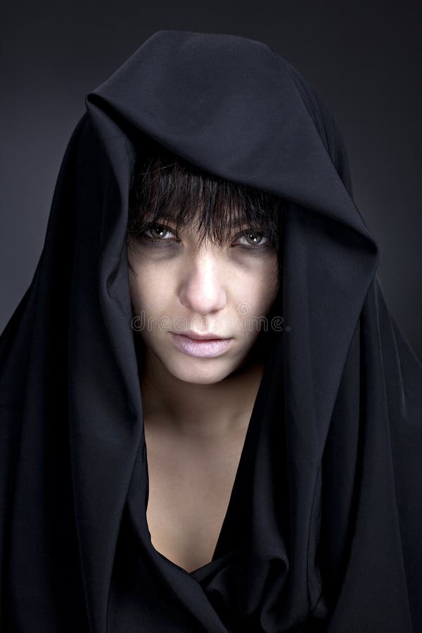 Donna Con Un Fronte Pallido Nel Nero Immagine Stock - Immagine di ...