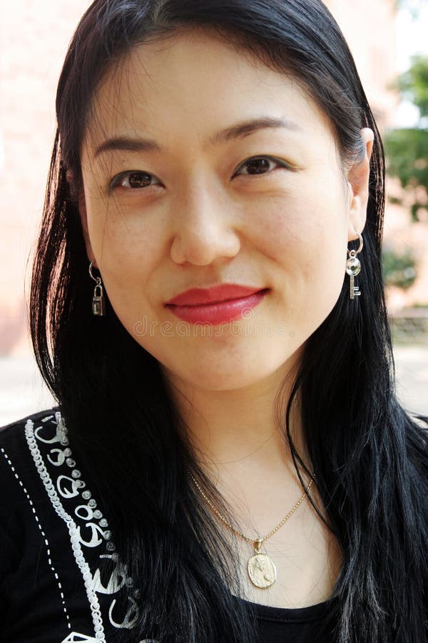 Donna coreana in giardino fotografia stock. Immagine di carino - 1117620