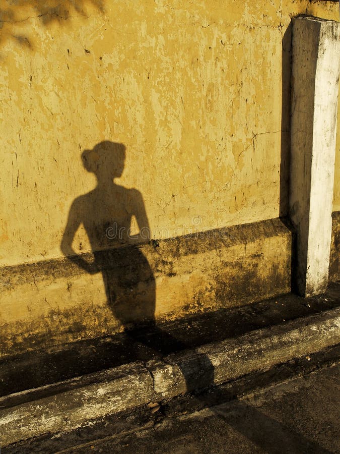 Donna dell'ombra immagine stock. Immagine di parete, donna - 43004293