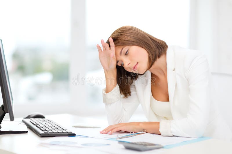 Imprenditrice Stanca Con Computer E Documenti Immagine Stock - Immagine ...