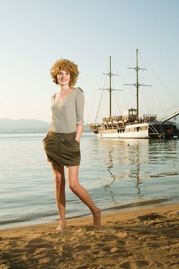 Donna di bellezza sul mare immagine stock. Immagine di nave - 16260627