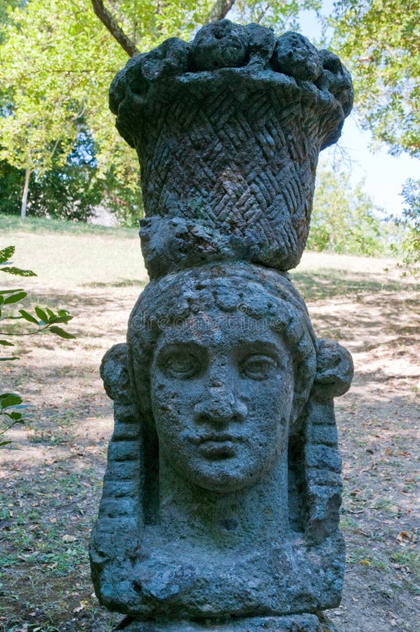Donna Di Bomarzo Con Il Canestro Sulla Sua Testa Immagine Stock ...