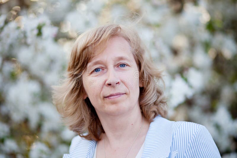 Donna di mezza età immagine stock. Immagine di centrale - 13283515
