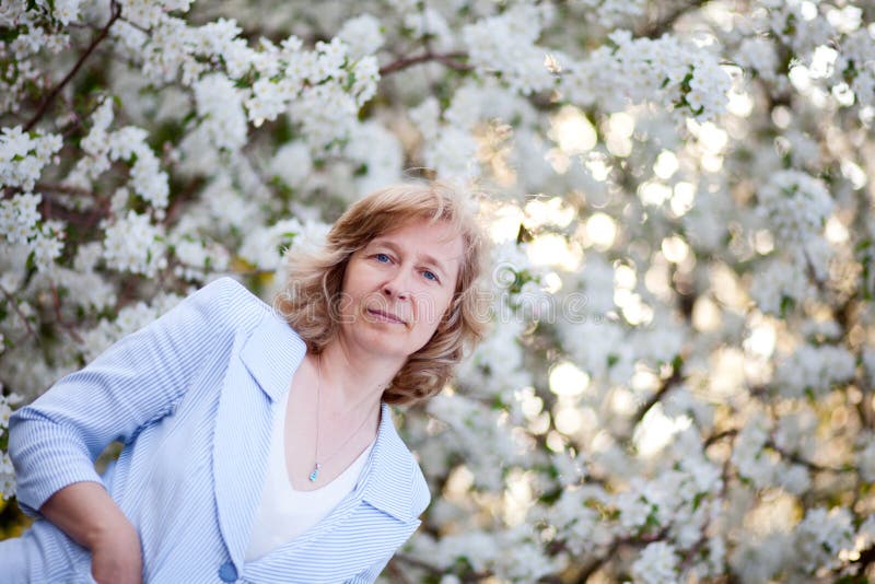 Donna di mezza età immagine stock. Immagine di centrale - 13283515