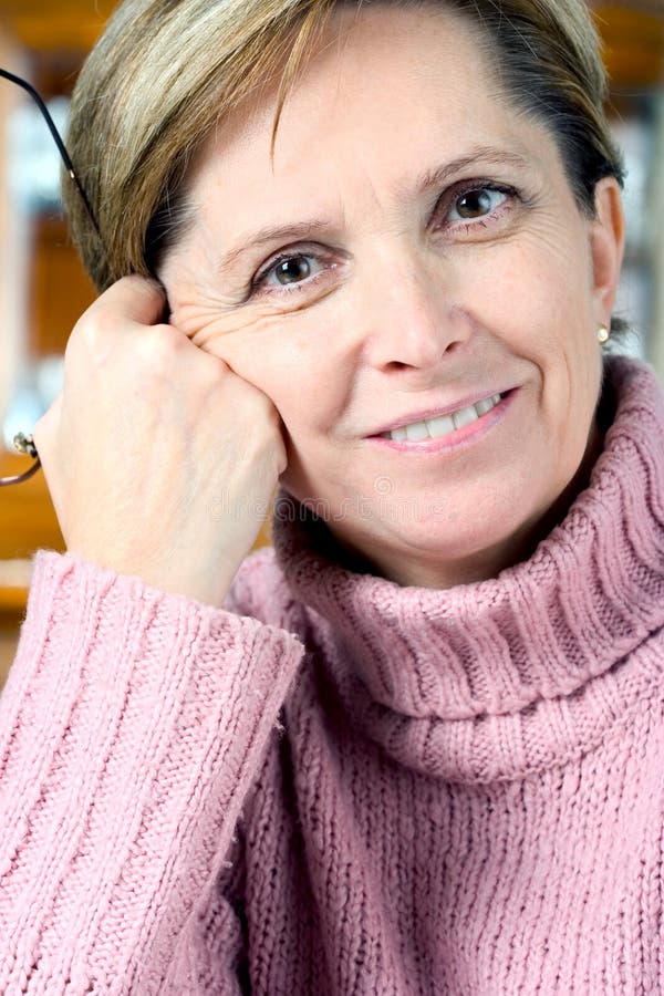 Donna di mezza età immagine stock. Immagine di rosa, invecchiato - 2163335