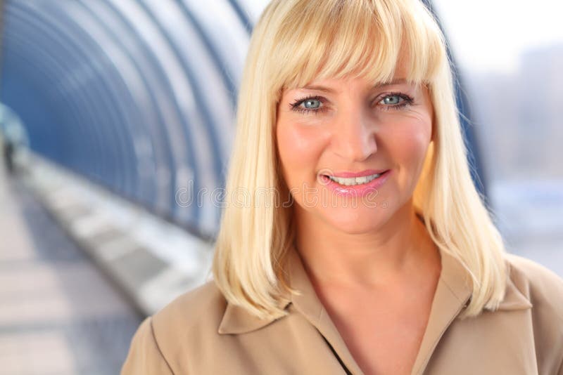 Donna Di Mezza Età Sorridente in Vetri Immagine Stock - Immagine di ...