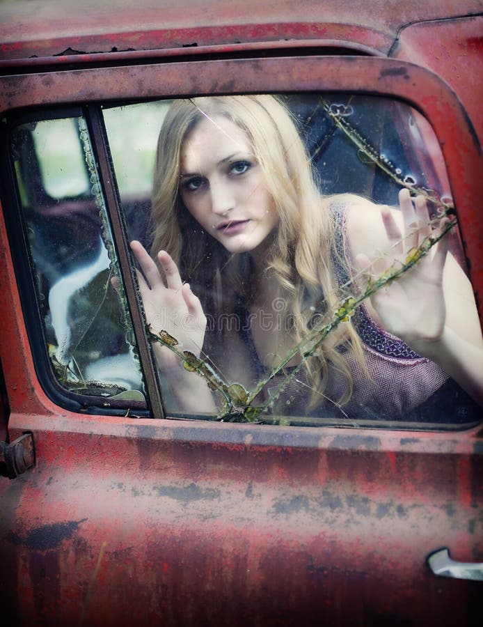 Donna Dietro La Finestra Rotta Immagine Stock - Immagine di camion ...