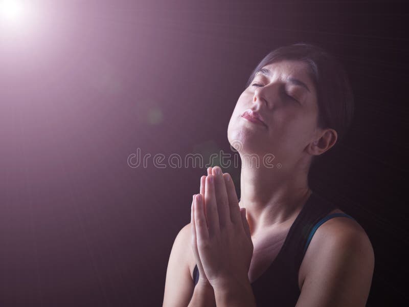 Donna Fedele Che Prega Nell'ambito Di Una Luce Divina O Celeste ...