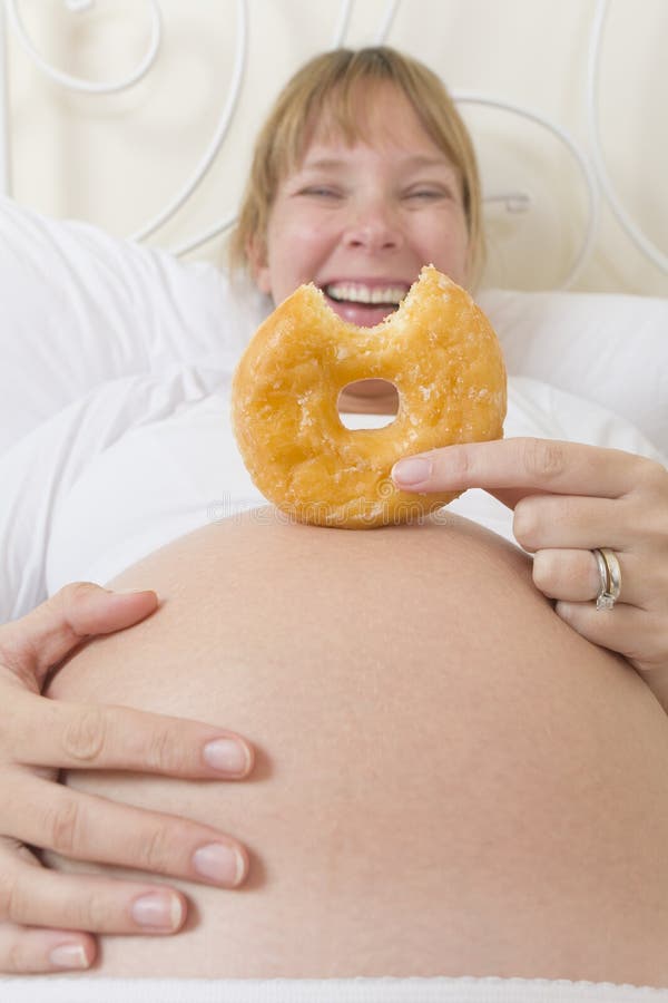 Donna incinta felice fotografia stock. Immagine di urto - 19032678