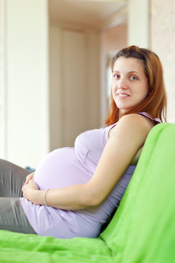 Donna incinta nella casa fotografia stock. Immagine di umano - 26732456