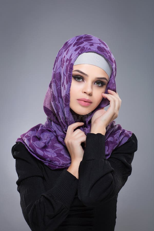 Donna musulmana nel hijab immagine stock. Immagine di velo - 68639181