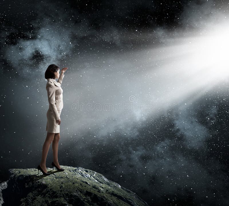 Donna nella luce intensa immagine stock. Immagine di libertà - 62168787