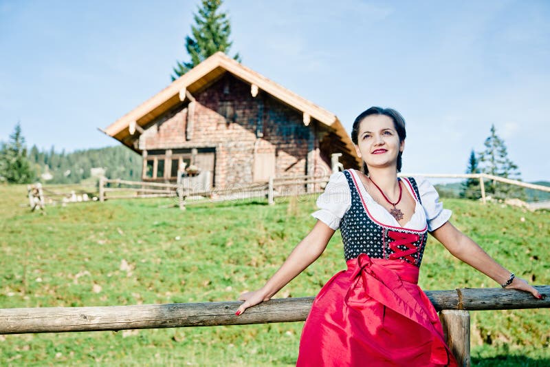 Donna Nel Divertiresi Austriaco Tradizionale Dei Vestiti Fotografia ...