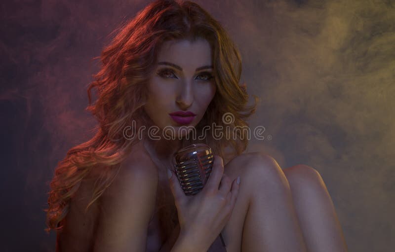 Donna Nuda Con Il Retro Mic Immagine Stock - Immagine di mano ... Donna Nuda Con Il Retro Mic Immagine Stock - Immagine di mano ...
