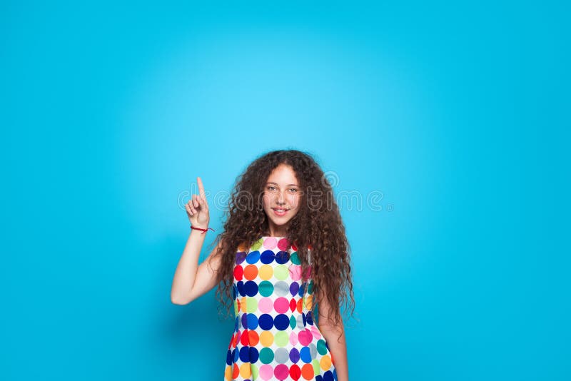 Donna riccia che indica su fotografia stock. Immagine di lato - 94230610