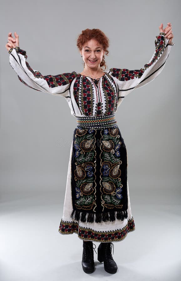 Donna Rumena in Costume Tradizionale Immagine Stock - Immagine di ...
