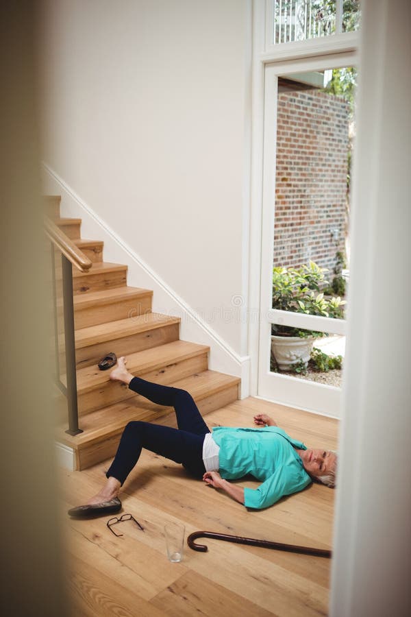 Donna Senior Caduta Dalle Scale Fotografia Stock - Immagine di caduto ...