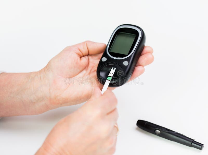 Donna Senior Con Il Glucometer Che Controlla Glicemia Fotografia Stock ...