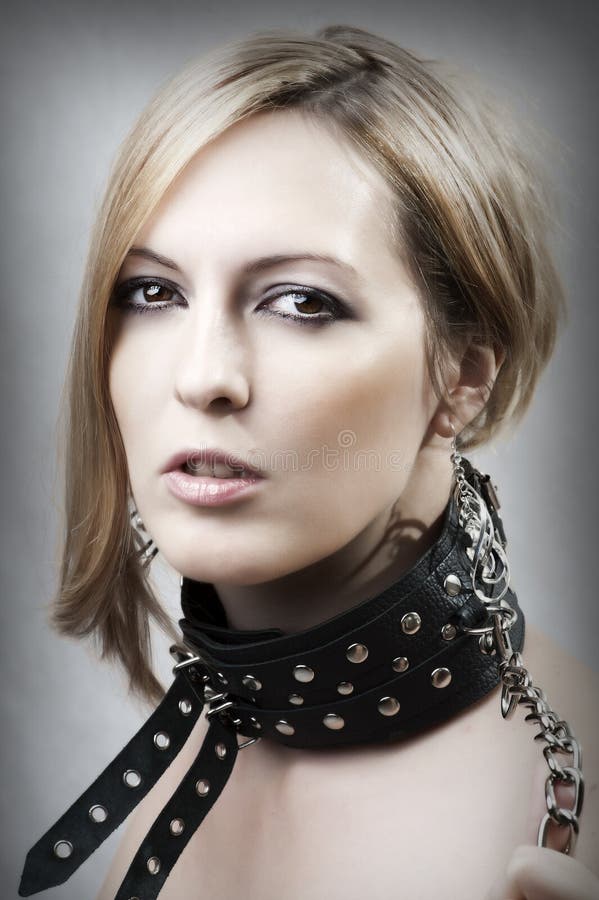 Donna sexy con il collare fotografia stock. Immagine di fascino - 25078638