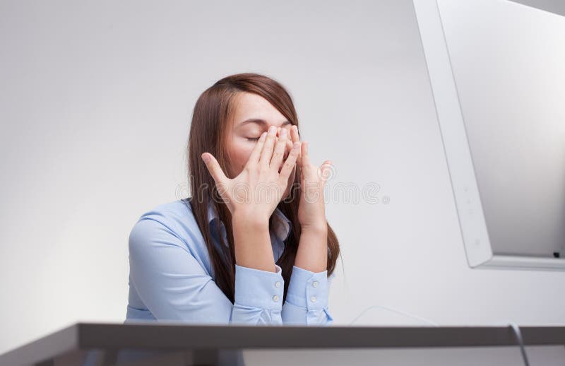Donna stanca sul lavoro fotografia stock. Immagine di occupazione ...