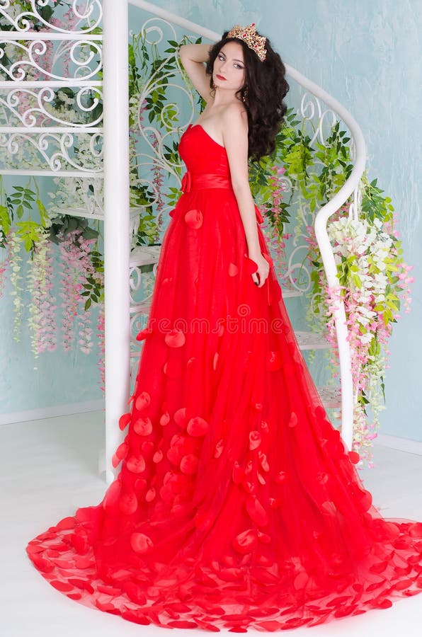 Donna in Vestito Lungo Rosso Fotografia Stock - Immagine di eleganza ...