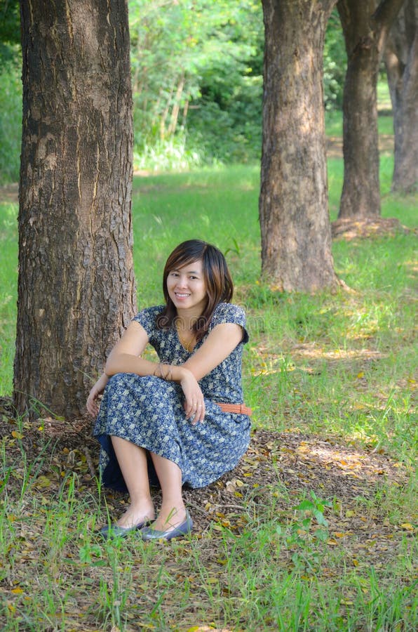 Donne asiatiche al parco fotografia stock. Immagine di etnia - 39683712