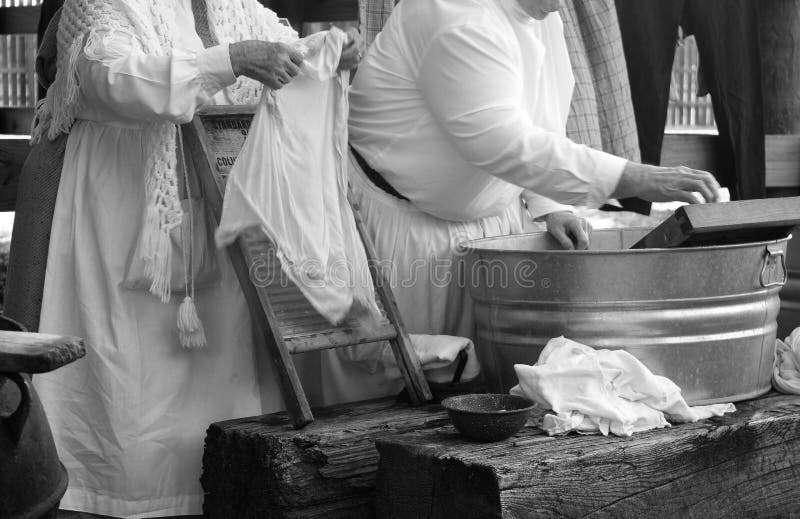 Donne che lavano i panni immagine stock. Immagine di casa - 6817625