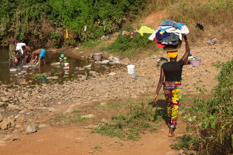 Donne che lavano nel fiume fotografia editoriale. Immagine di etnico ...