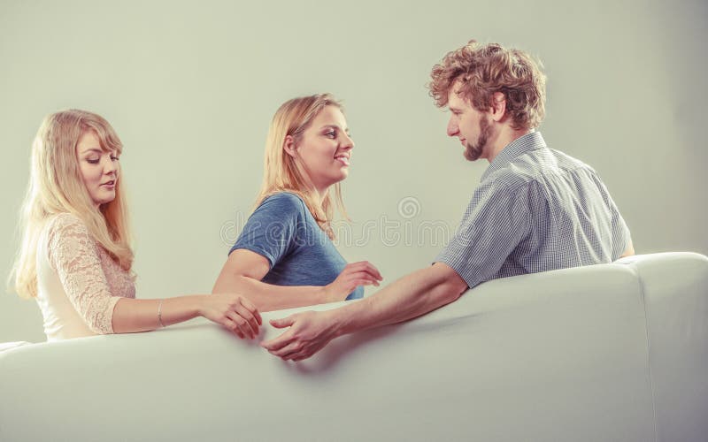 Donne Denunciate Uomo Bello Fotografia Stock - Immagine di uomini ...