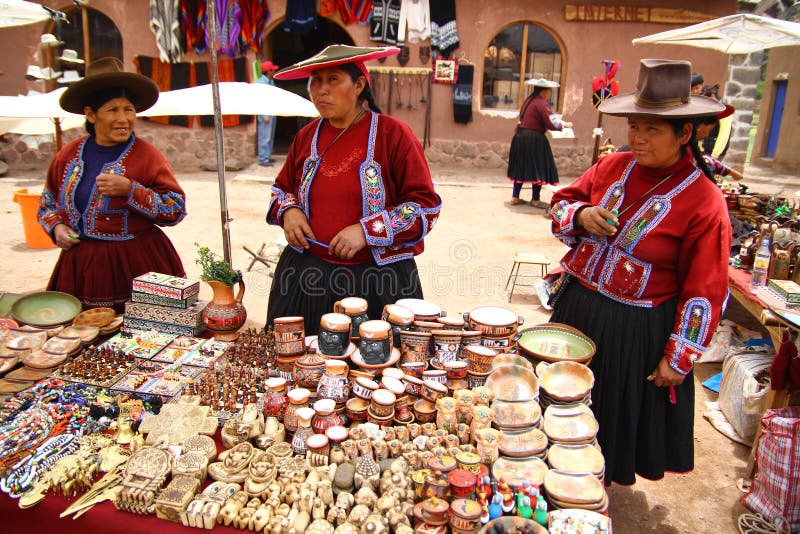 Donne Peruviane In Vestiti Tradizionali Fotografia Editoriale ...