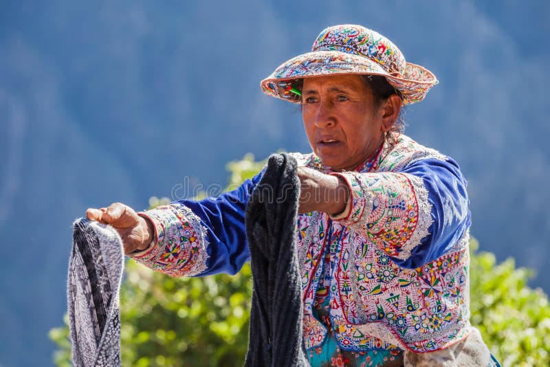 Donne peruviane fotografia stock editoriale. Immagine di canyon - 68156773