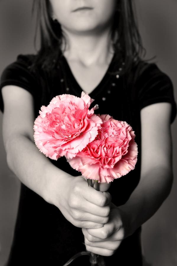 Donner Des Fleurs Comme Cadeau Image stock - Image du heureux, noir ...