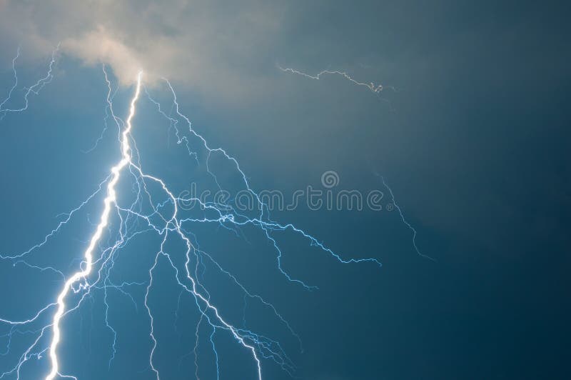 Donner und Blitz stockfoto. Bild von tätigkeit, glühen - 20343000