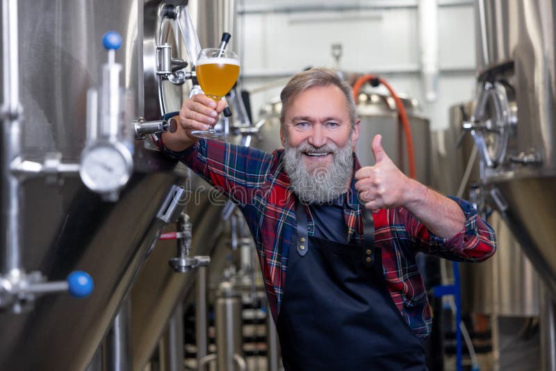 Dono De Cervejaria Que Demonstrava Seu Produto E Parecia Orgulhoso ... Dono De Cervejaria Que Demonstrava Seu Produto E Parecia Orgulhoso ...