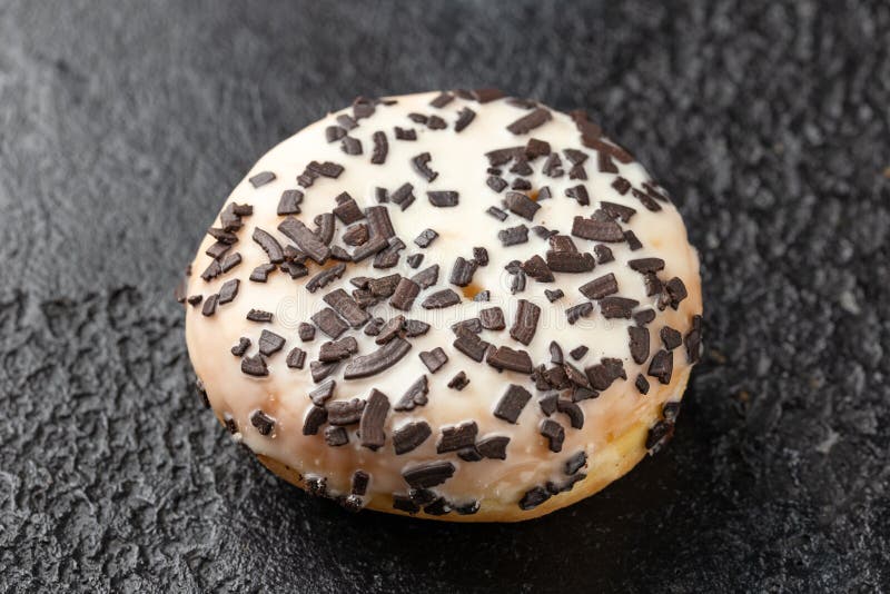 Donut Blanco Dulce Con Rebanadas De Chocolate. Alimento Dulce Imagen de ...