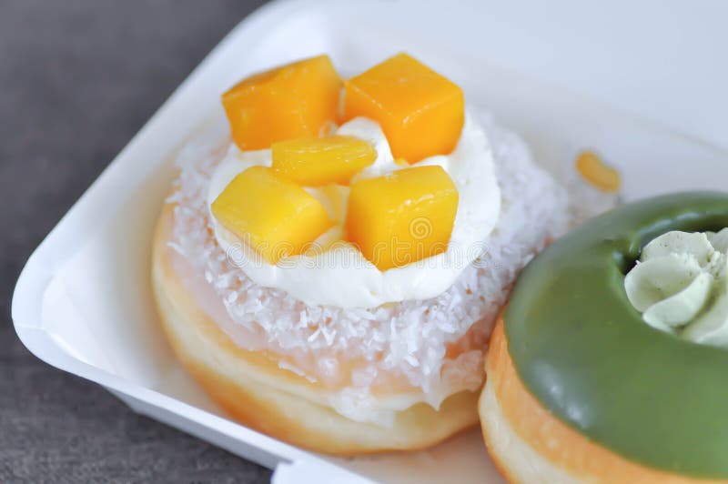 Donut O Doughnut Mango Donut Foto de archivo - Imagen de materia, coco ...