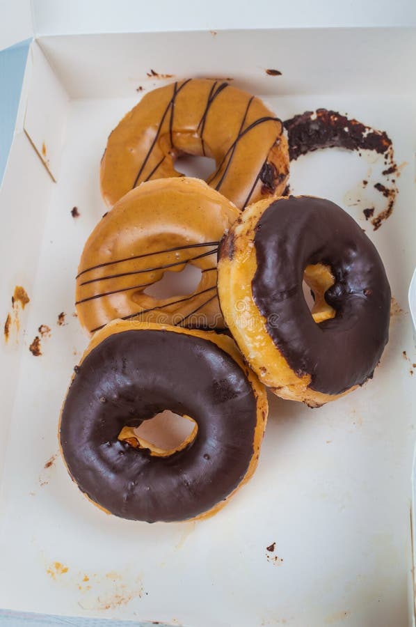 Donuts op witte doos stock foto. Image of zoet, donuts - 60616218