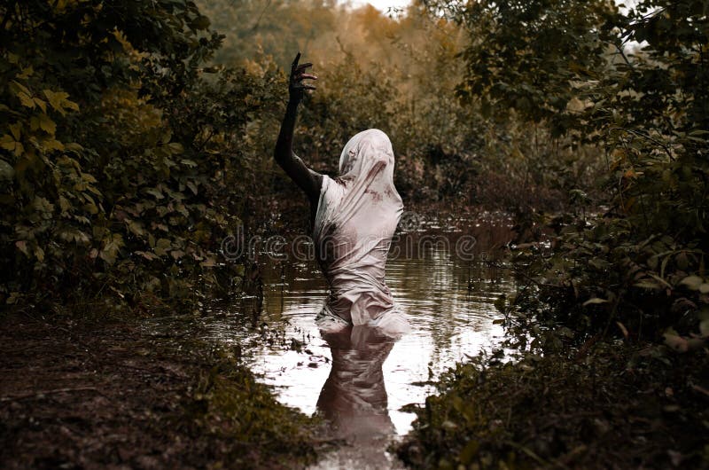 Dood in Het Bos, Mensen in Het Vuil Stock Afbeelding - Image of ...