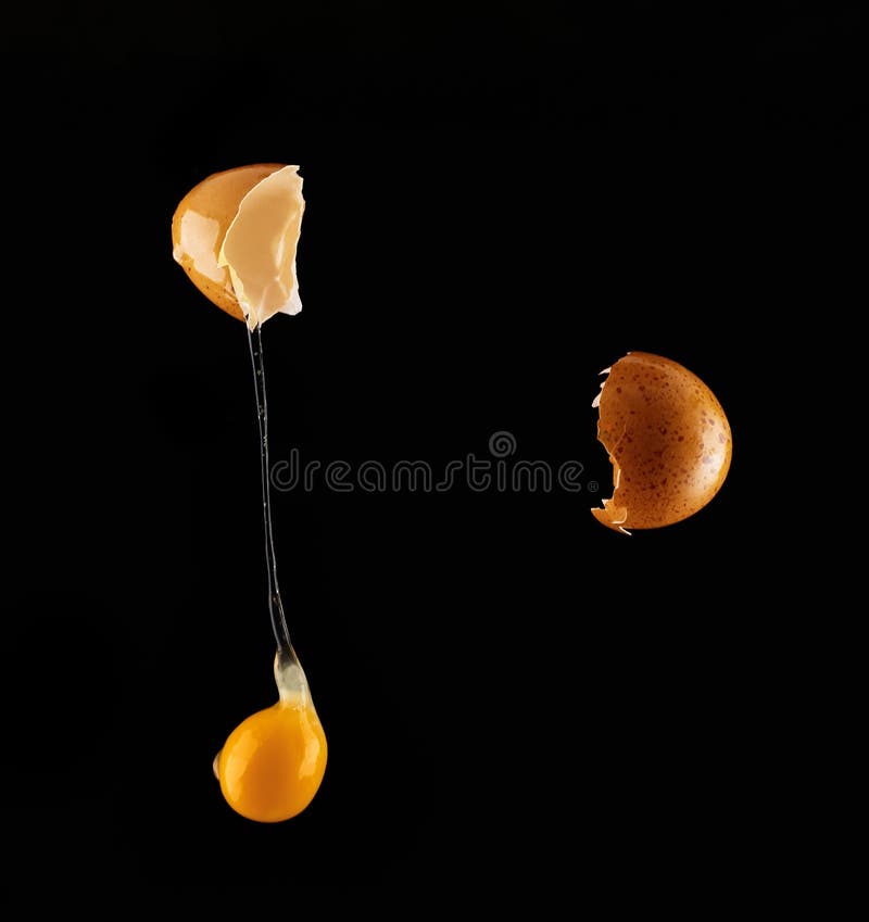 Dooier Het Dalen Van Gebarsten Ruw Die Ei Door Vrouwenhanden Wordt ...