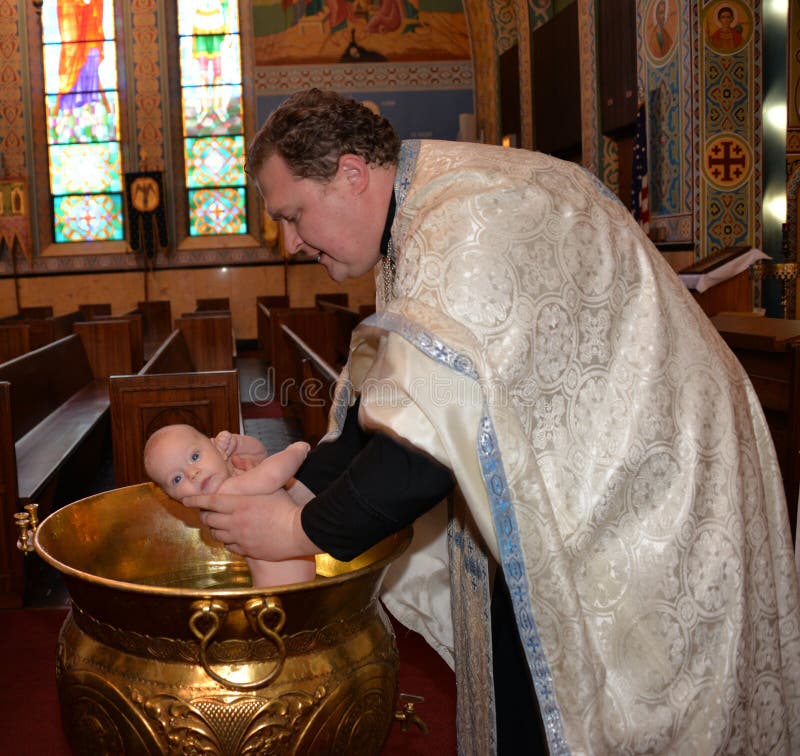 Baby Die in De Doopvont Van De Kerk Wordt Gedoopt Stock Foto - Image of ...