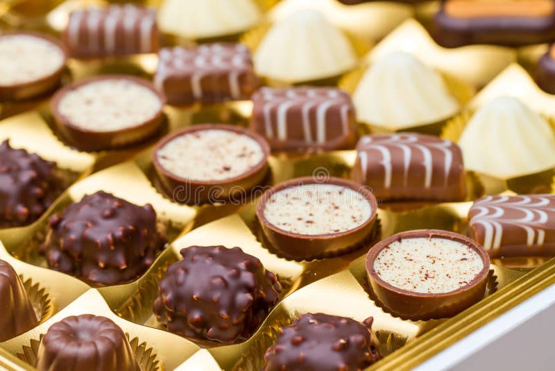 Doos chocoladepralines stock foto. Image of luxueus, gegevens - 27370566