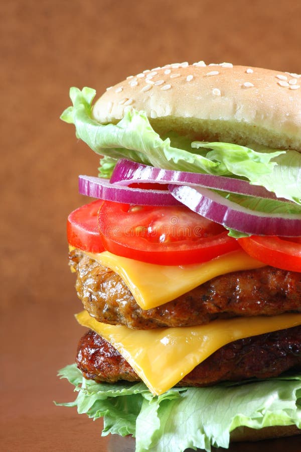 Doppelter Cheeseburger stockfoto. Bild von hamburger - 20233848